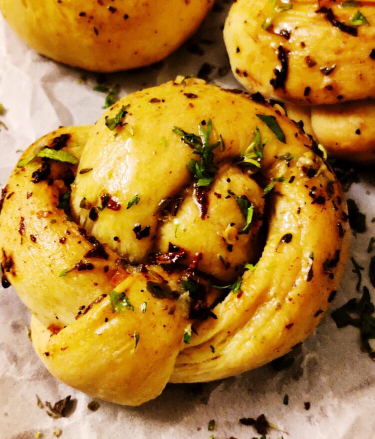 Easy Garlic Knots - tina's kitchen diaries