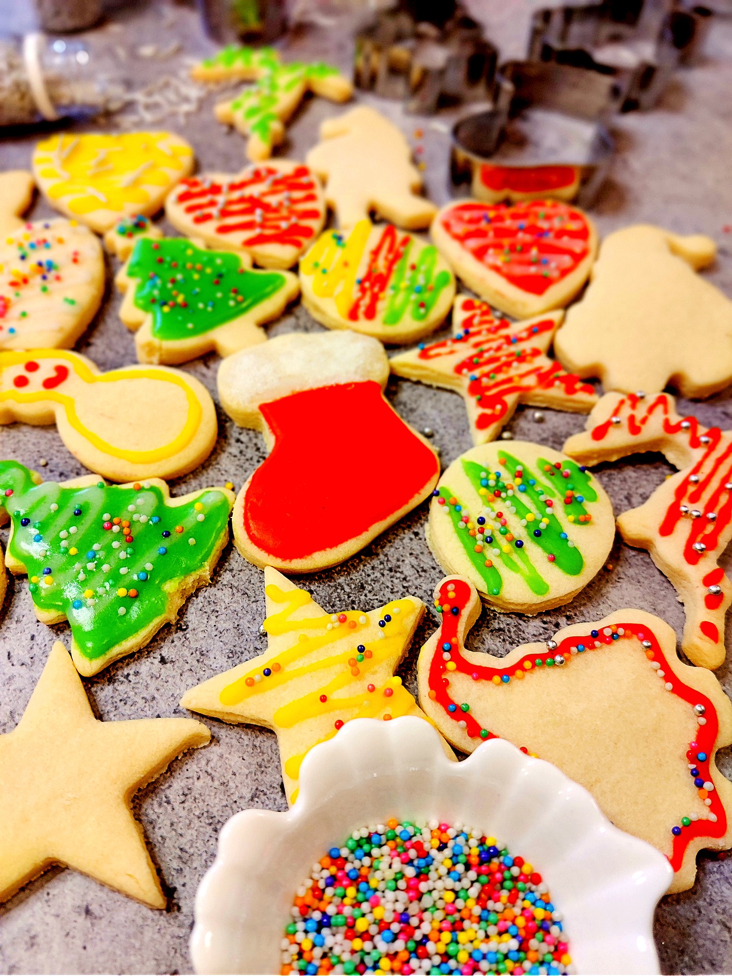 Easy Christmas Sugar Cookies with Icing - tina's kitchen diaries